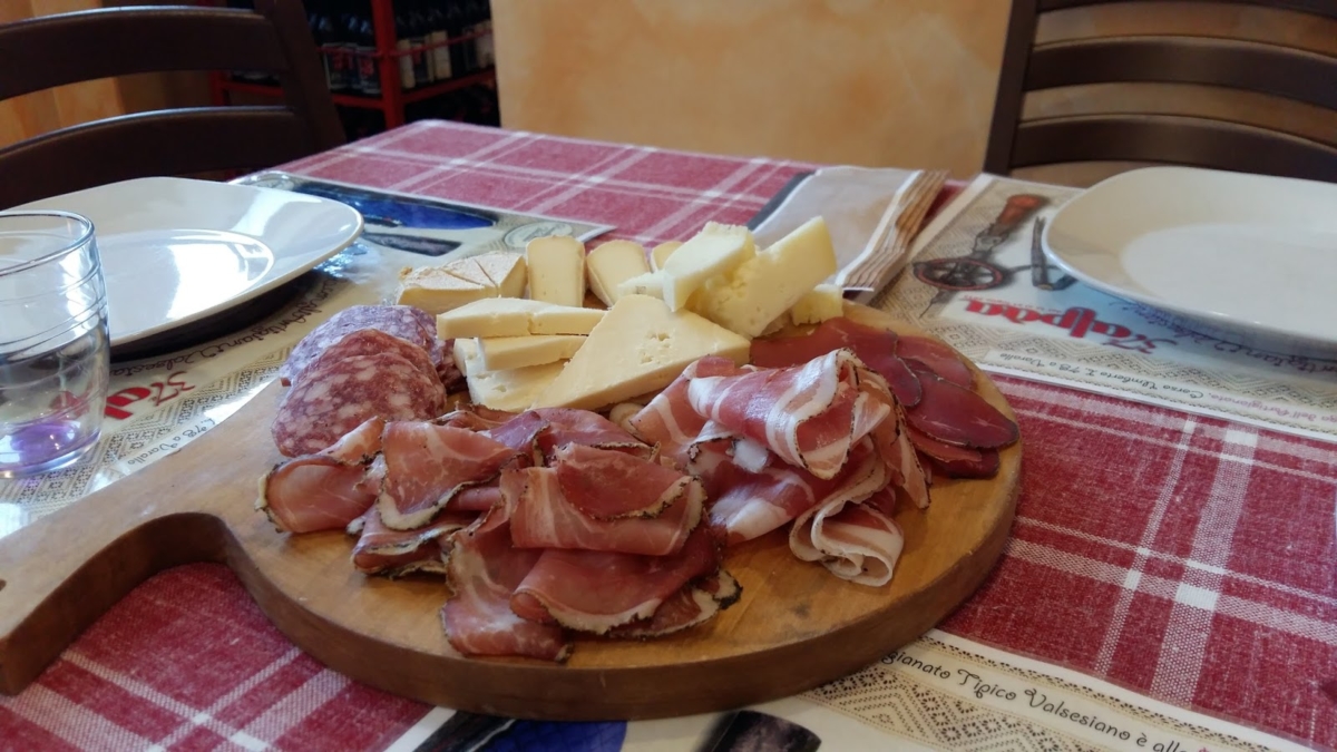 enogastronomia tegliere di affettati | Consorzio Turistico Alpi Biellesi